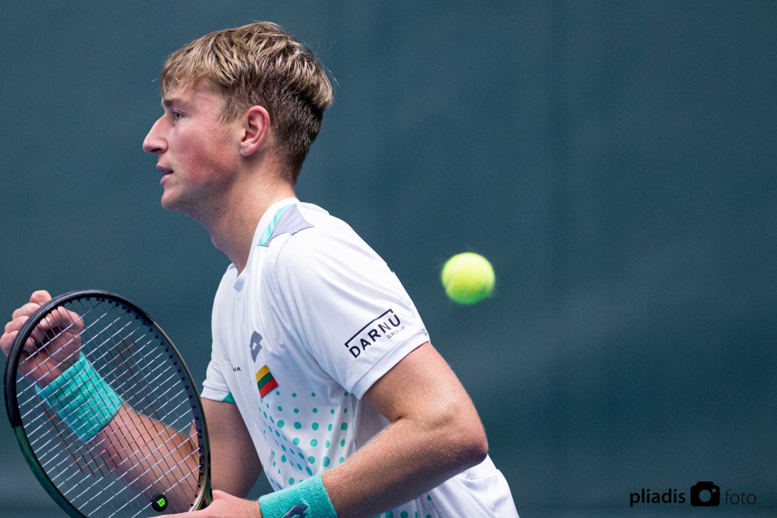 Edas Butvilas Ispanijoje nugalėjo pirmąją pasaulio jaunių raketę ir ...